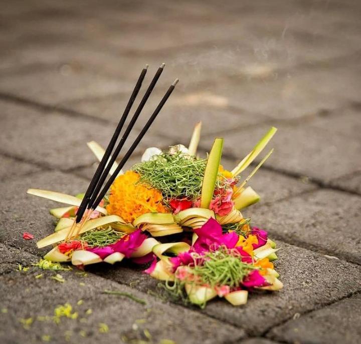 Canang Sari – Bali’s Daily Offering – NeverneverLand in Bali 你的忘憂地