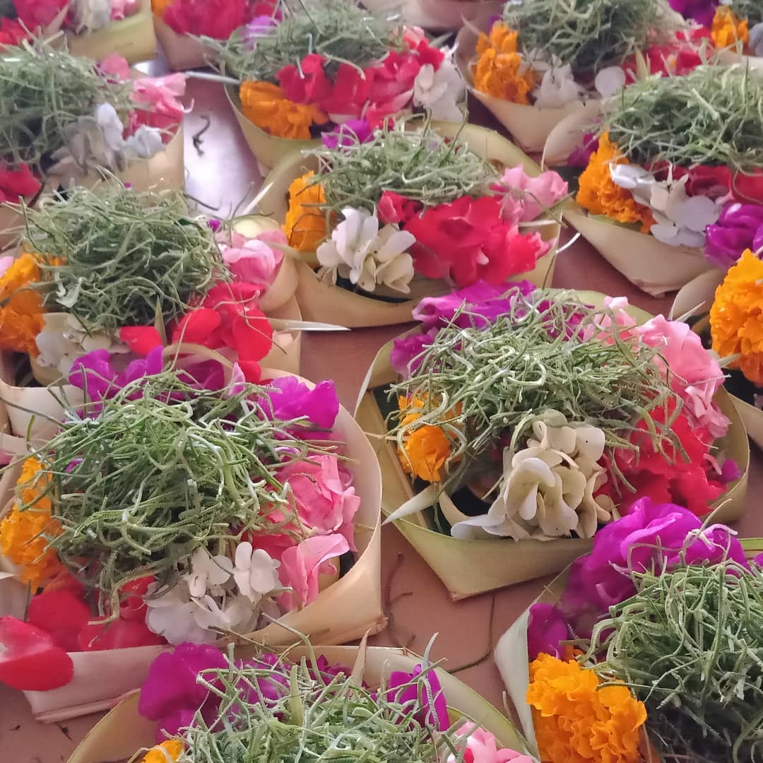 Canang Sari – Bali’s Daily Offering – NeverneverLand in Bali 你的忘憂地
